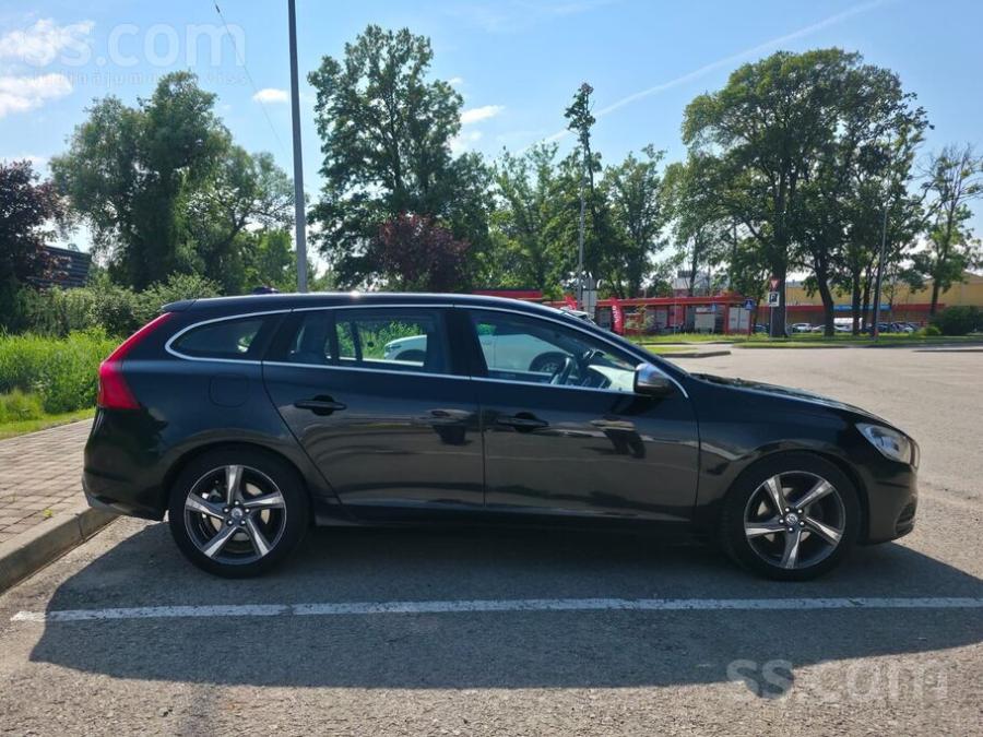Melns Volvo V60 2013 Rīga, ar dzinēja tilpumu 2.00 L un nobraukumu 309 tūkst. km par 4950 €, foto 4 vietnē AUTOMOTO.COM.LV