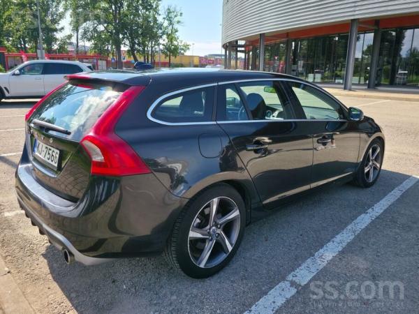 Melns Volvo V60 2013 Rīga, ar dzinēja tilpumu 2.00 L un nobraukumu 309 tūkst. km par 4950 €, foto 4 vietnē AUTOMOTO.COM.LV