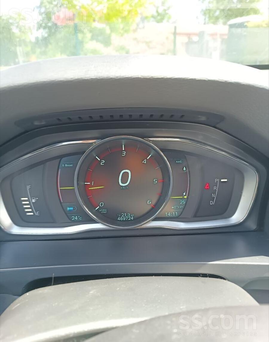 Black Volvo V60 2013 in Jelgava, with an engine capacity of 2.40 L and mileage of 470 thousand km for 3650 €, photo 4 on AUTOMOTO.COM.LV