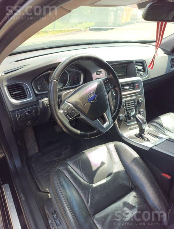 Black Volvo V60 2013 in Jelgava, with an engine capacity of 2.40 L and mileage of 470 thousand km for 3650 €, photo 4 on AUTOMOTO.COM.LV