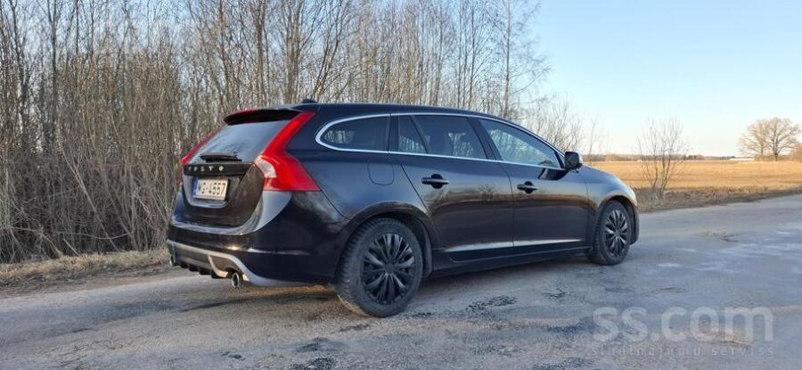 Black Volvo V60 2013 in Bauska, with an engine capacity of 1.60 L and mileage of 313 thousand km for 5000 €, photo 4 on AUTOMOTO.COM.LV