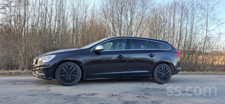 Black Volvo V60 2013 in Bauska, with an engine capacity of 1.60 L and mileage of 313 thousand km for 5000 €, photo 5 on AUTOMOTO.COM.LV