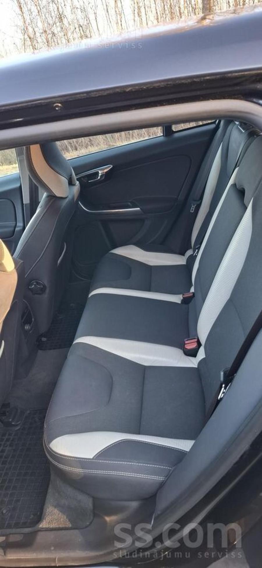 Black Volvo V60 2013 in Bauska, with an engine capacity of 1.60 L and mileage of 313 thousand km for 5000 €, photo 7 on AUTOMOTO.COM.LV