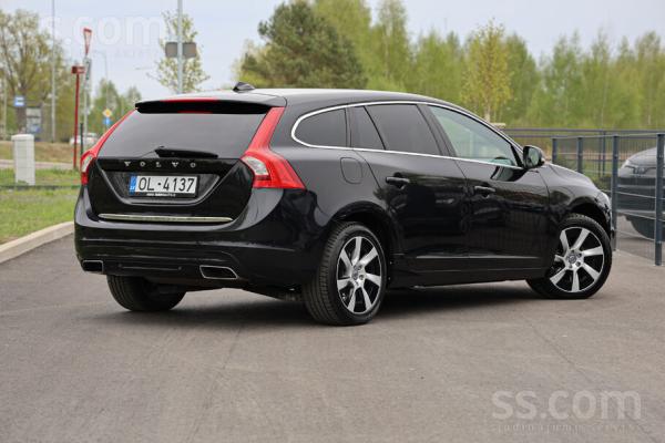 Melns Volvo V60 2013 Jelgava, ar dzinēja tilpumu 2.40 L un nobraukumu 0 tūkst. km par 7850 €, foto 4 vietnē AUTOMOTO.COM.LV