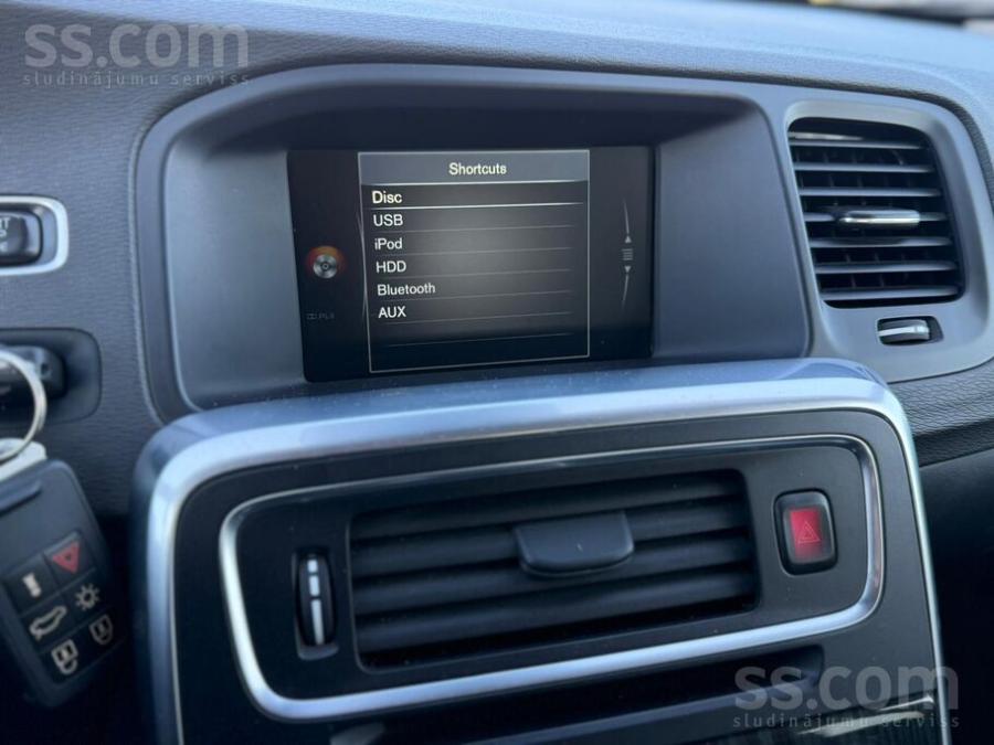 Melns Volvo V60 2013 Rīga, ar dzinēja tilpumu 2.40 L un nobraukumu 251 tūkst. km par 7990 €, foto 18 vietnē AUTOMOTO.COM.LV