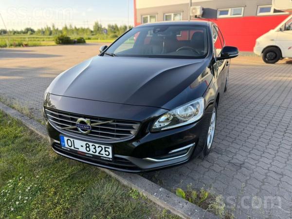 Black Volvo V60 2013 in Jelgava, with an engine capacity of 1.60 L and mileage of 118 thousand km for 9300 €, photo 2 on AUTOMOTO.COM.LV