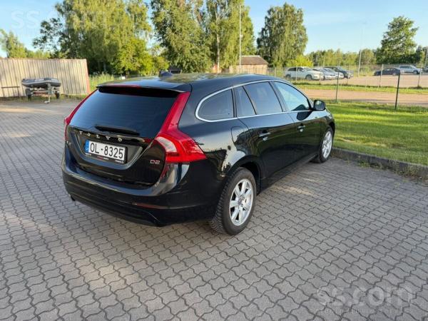 Black Volvo V60 2013 in Jelgava, with an engine capacity of 1.60 L and mileage of 118 thousand km for 9300 €, photo 3 on AUTOMOTO.COM.LV