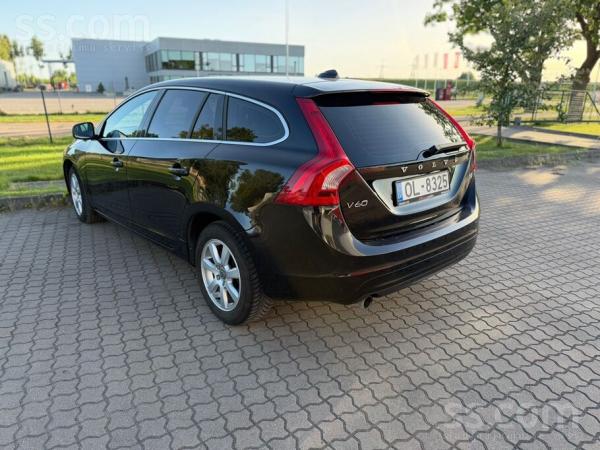 Black Volvo V60 2013 in Jelgava, with an engine capacity of 1.60 L and mileage of 118 thousand km for 9300 €, photo 4 on AUTOMOTO.COM.LV