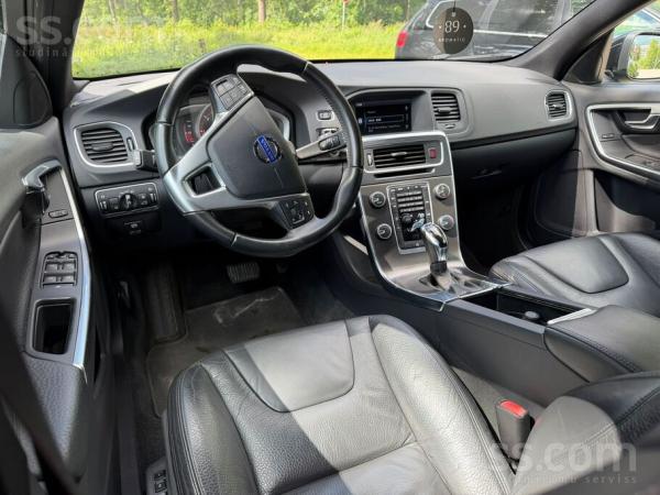 Black Volvo V60 2013 in Jelgava, with an engine capacity of 1.60 L and mileage of 118 thousand km for 9300 €, photo 6 on AUTOMOTO.COM.LV