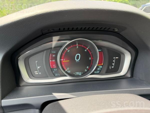 Black Volvo V60 2013 in Jelgava, with an engine capacity of 1.60 L and mileage of 118 thousand km for 9300 €, photo 7 on AUTOMOTO.COM.LV