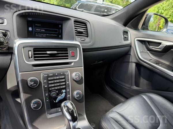 Black Volvo V60 2013 in Jelgava, with an engine capacity of 1.60 L and mileage of 118 thousand km for 9300 €, photo 8 on AUTOMOTO.COM.LV