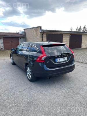 Melns Volvo V60 2013 Ventspils, ar dzinēja tilpumu 2.00 L un nobraukumu 299 tūkst. km par 6100 €, foto  vietnē AUTOMOTO.COM.LV