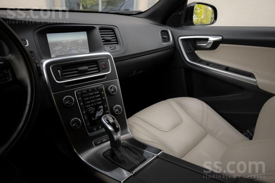 Black Volvo V60 2013 in Jelgava, with an engine capacity of 2.40 L and mileage of 192 thousand km for 10900 €, photo 15 on AUTOMOTO.COM.LV