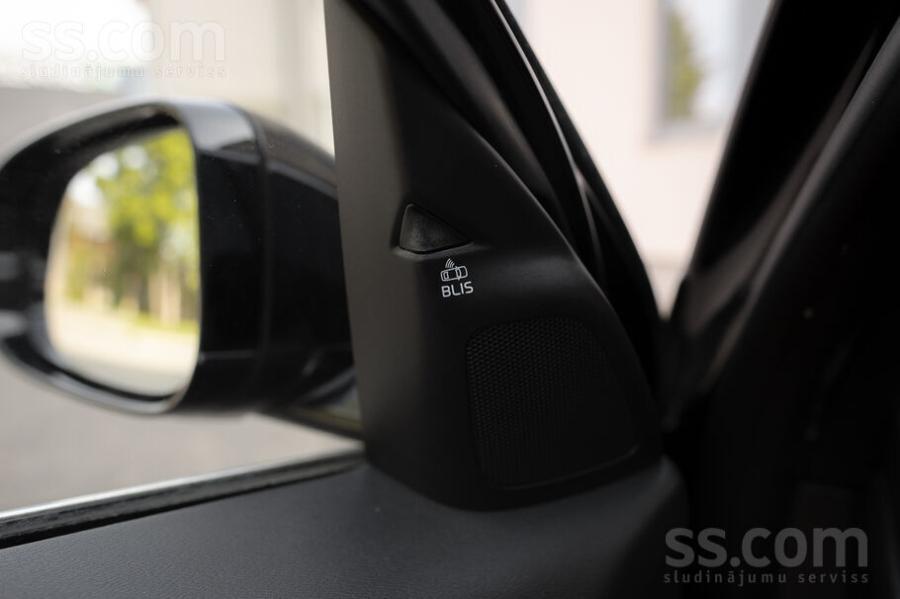 Black Volvo V60 2013 in Jelgava, with an engine capacity of 2.40 L and mileage of 192 thousand km for 10900 €, photo 19 on AUTOMOTO.COM.LV