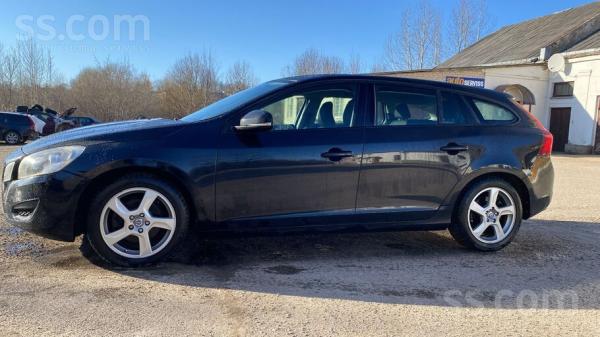 Black Volvo V60 2013 in Kraslava, with an engine capacity of 2.00 L and mileage of 193 thousand km for 4900 €, photo 2 on AUTOMOTO.COM.LV