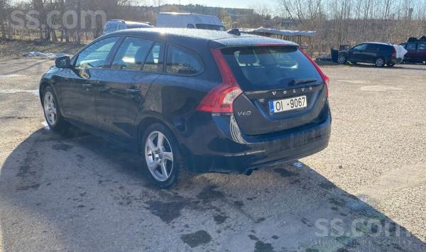 Black Volvo V60 2013 in Kraslava, with an engine capacity of 2.00 L and mileage of 193 thousand km for 4900 €, photo 3 on AUTOMOTO.COM.LV