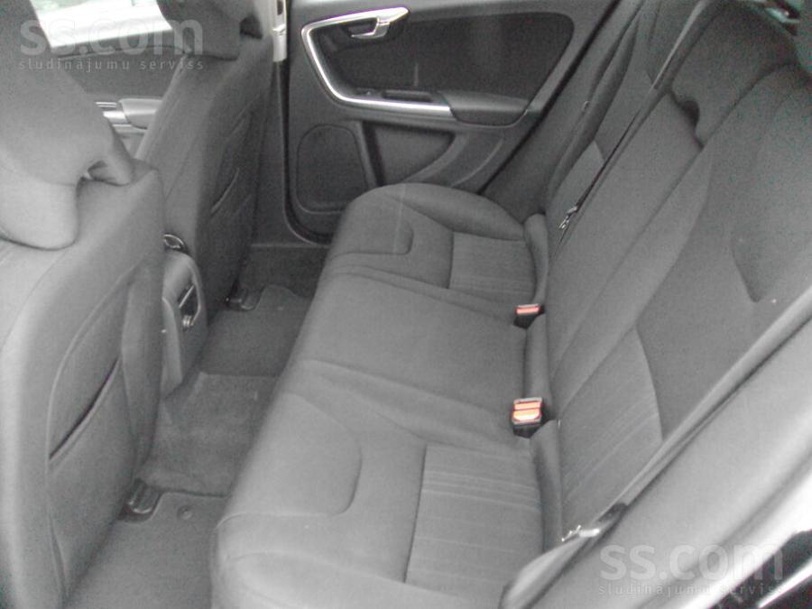 Black Volvo V60 2013 in Riga, with an engine capacity of 2.00 L and mileage of 172 thousand km for 8300 €, photo 4 on AUTOMOTO.COM.LV