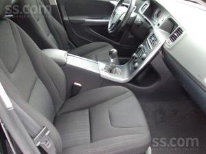 Black Volvo V60 2013 in Riga, with an engine capacity of 2.00 L and mileage of 172 thousand km for 8300 €, photo 6 on AUTOMOTO.COM.LV
