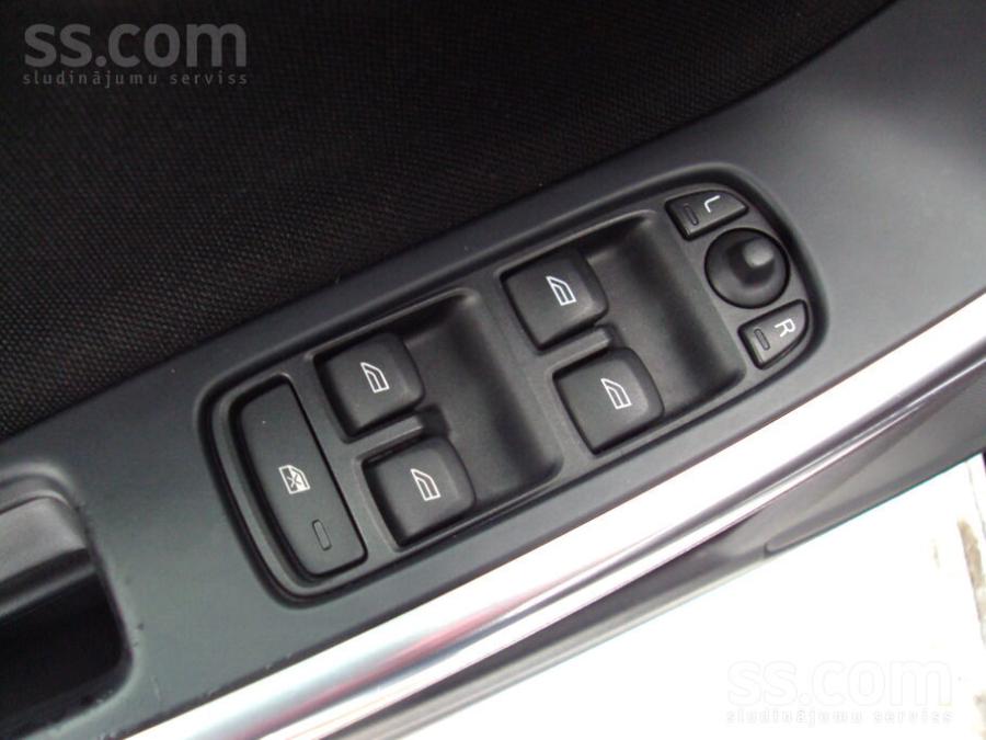 Black Volvo V60 2013 in Riga, with an engine capacity of 2.00 L and mileage of 172 thousand km for 8300 €, photo 11 on AUTOMOTO.COM.LV