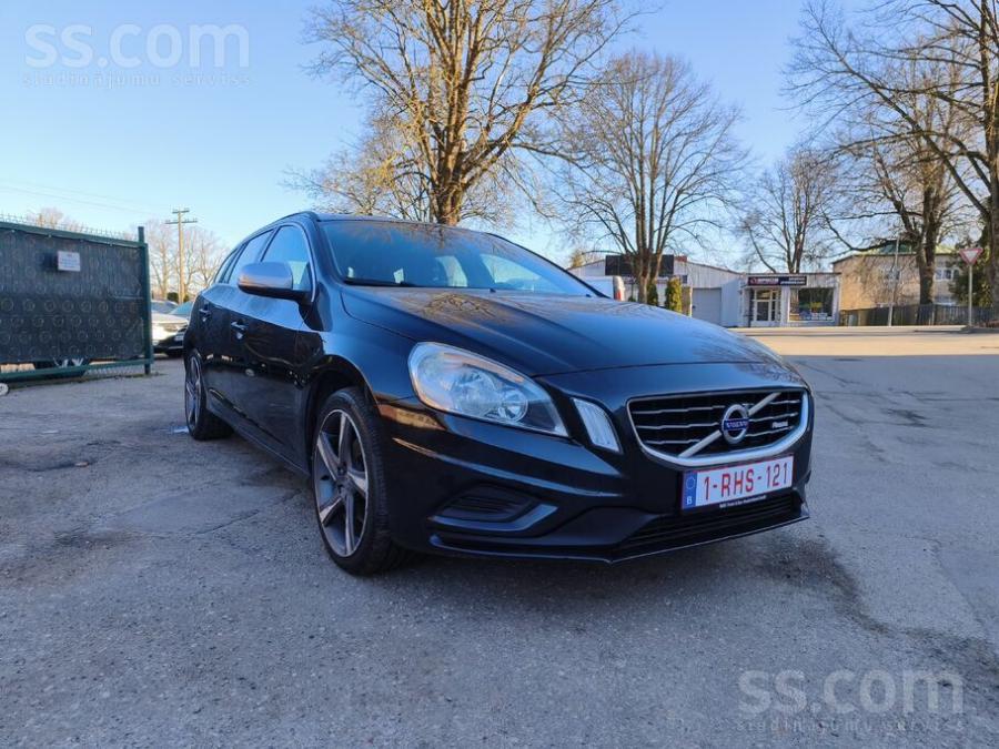 Black Volvo V60 2013 in Cesis, with an engine capacity of 2.00 L and mileage of 0 thousand km for 6500 €, photo 4 on AUTOMOTO.COM.LV