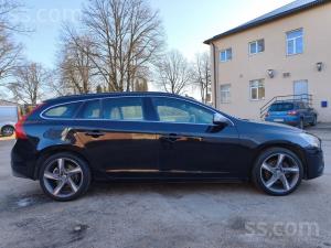 Black Volvo V60 2013 in Cesis, with an engine capacity of 2.00 L and mileage of 0 thousand km for 6500 €, photo 5 on AUTOMOTO.COM.LV
