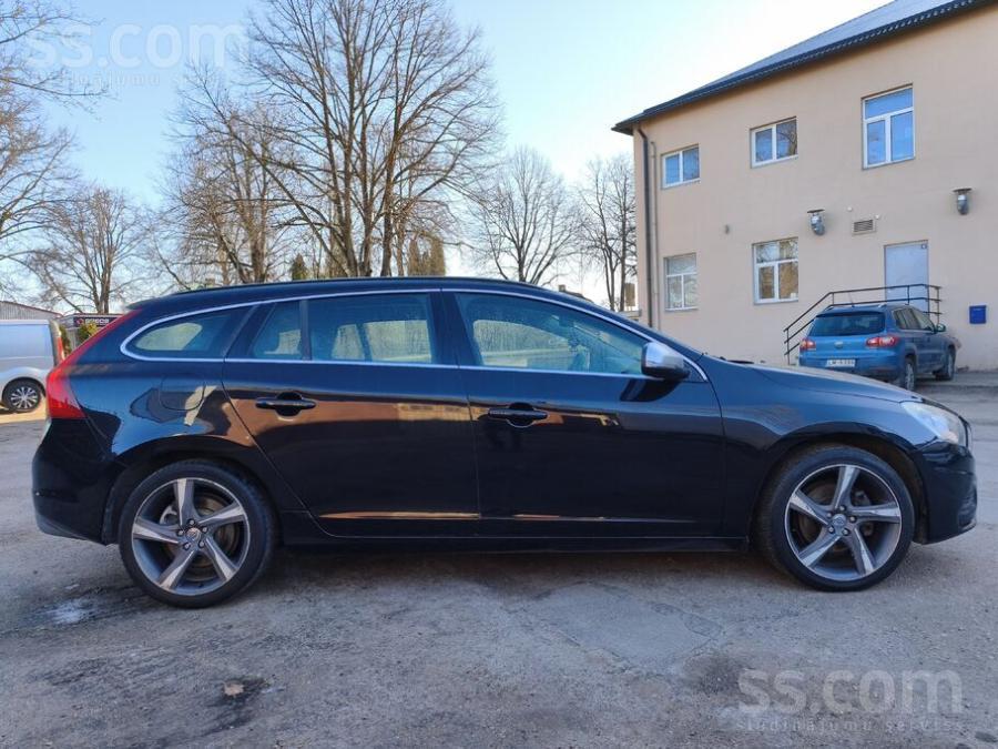 Black Volvo V60 2013 in Cesis, with an engine capacity of 2.00 L and mileage of 0 thousand km for 6500 €, photo 5 on AUTOMOTO.COM.LV