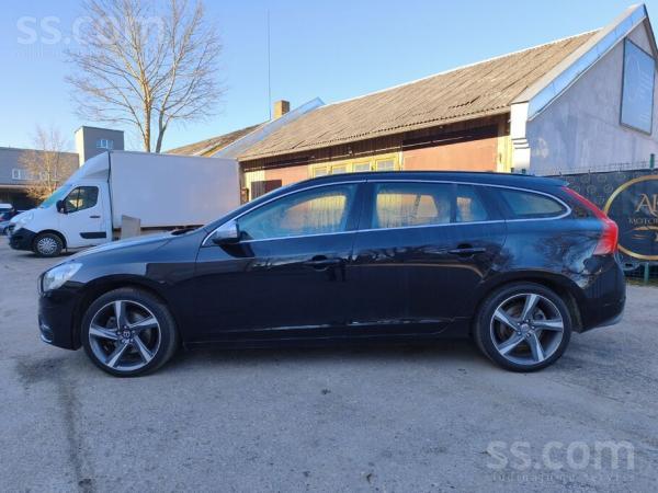 Melns Volvo V60 2013 Cēsis, ar dzinēja tilpumu 2.00 L un nobraukumu 0 tūkst. km par 6500 €, foto 5 vietnē AUTOMOTO.COM.LV