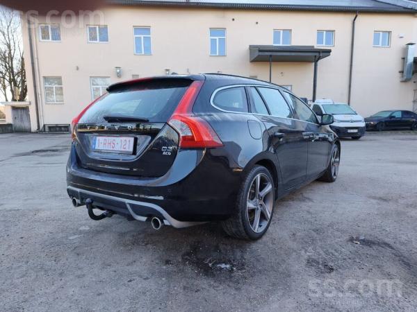 Melns Volvo V60 2013 Cēsis, ar dzinēja tilpumu 2.00 L un nobraukumu 0 tūkst. km par 6500 €, foto 8 vietnē AUTOMOTO.COM.LV