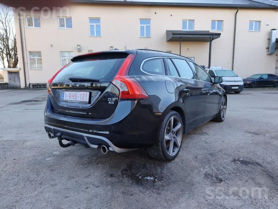 Black Volvo V60 2013 in Cesis, with an engine capacity of 2.00 L and mileage of 0 thousand km for 6500 €, photo 9 on AUTOMOTO.COM.LV