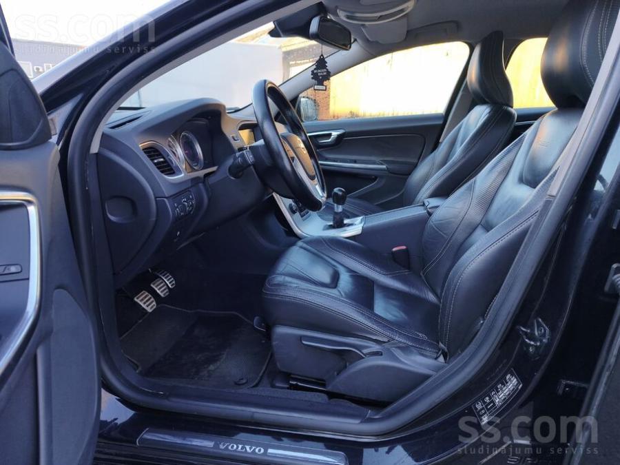 Black Volvo V60 2013 in Cesis, with an engine capacity of 2.00 L and mileage of 0 thousand km for 6500 €, photo 12 on AUTOMOTO.COM.LV