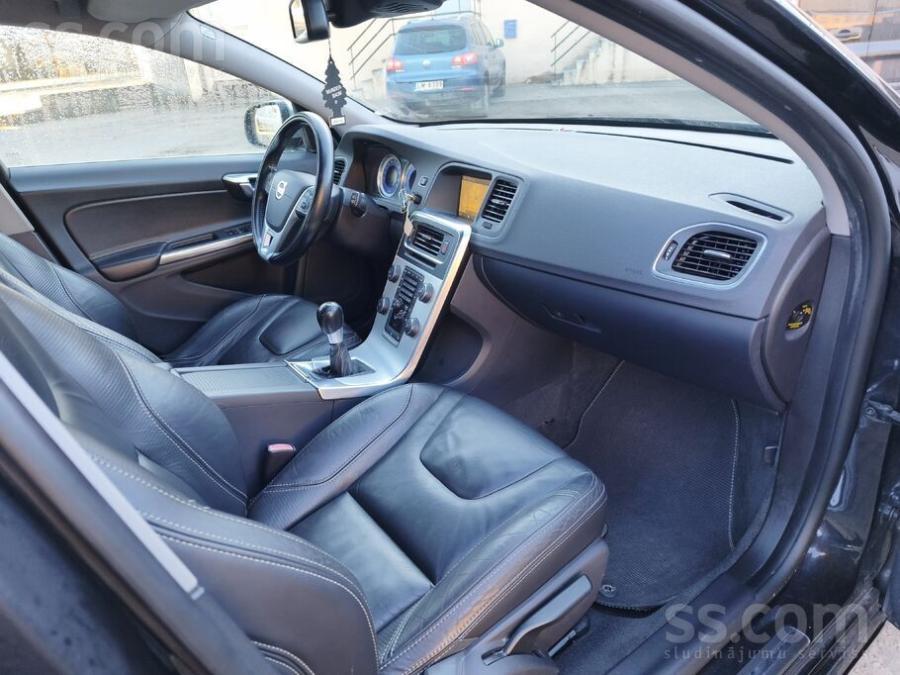 Black Volvo V60 2013 in Cesis, with an engine capacity of 2.00 L and mileage of 0 thousand km for 6500 €, photo 13 on AUTOMOTO.COM.LV