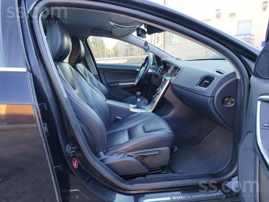 Black Volvo V60 2013 in Cesis, with an engine capacity of 2.00 L and mileage of 0 thousand km for 6500 €, photo 14 on AUTOMOTO.COM.LV