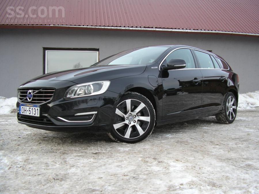 Black Volvo V60 2013 in Riga, with an engine capacity of 2.40 L and mileage of 0 thousand km for 8950 €, photo 3 on AUTOMOTO.COM.LV