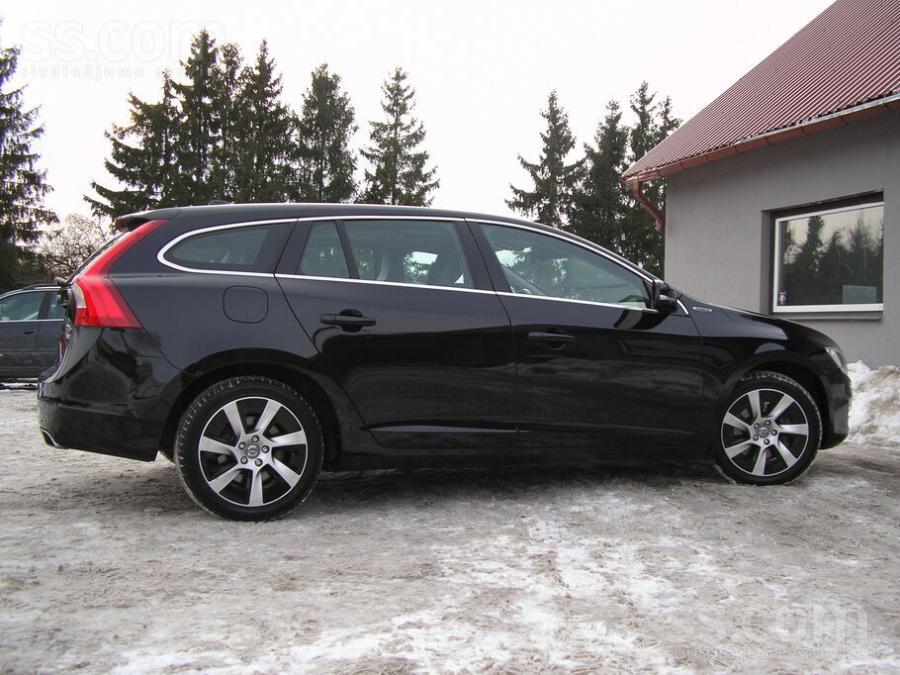 Black Volvo V60 2013 in Riga, with an engine capacity of 2.40 L and mileage of 0 thousand km for 8950 €, photo 4 on AUTOMOTO.COM.LV