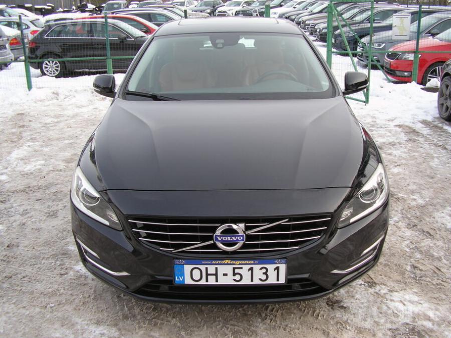 Black Volvo V60 2013 in Riga, with an engine capacity of 2.40 L and mileage of 0 thousand km for 8950 €, photo 6 on AUTOMOTO.COM.LV