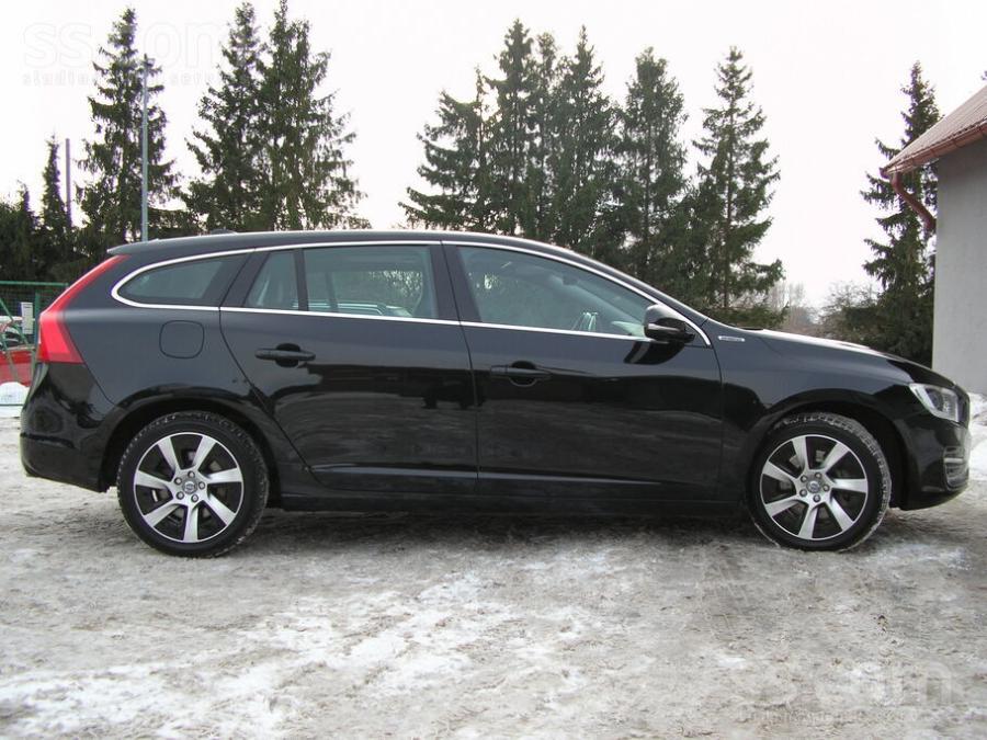 Black Volvo V60 2013 in Riga, with an engine capacity of 2.40 L and mileage of 0 thousand km for 8950 €, photo 8 on AUTOMOTO.COM.LV