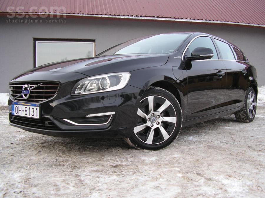 Black Volvo V60 2013 in Riga, with an engine capacity of 2.40 L and mileage of 0 thousand km for 8950 €, photo 10 on AUTOMOTO.COM.LV