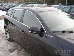 Black Volvo V60 2013 in Riga, with an engine capacity of 2.40 L and mileage of 0 thousand km for 8950 €, photo 12 on AUTOMOTO.COM.LV