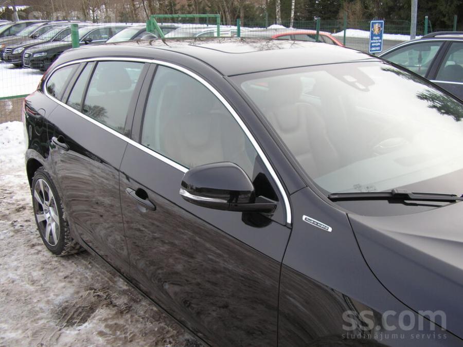 Black Volvo V60 2013 in Riga, with an engine capacity of 2.40 L and mileage of 0 thousand km for 8950 €, photo 12 on AUTOMOTO.COM.LV