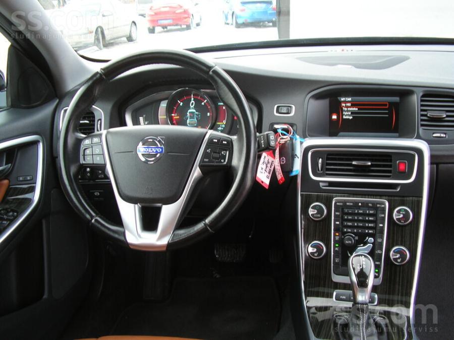 Black Volvo V60 2013 in Riga, with an engine capacity of 2.40 L and mileage of 0 thousand km for 8950 €, photo 15 on AUTOMOTO.COM.LV