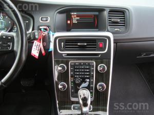 Black Volvo V60 2013 in Riga, with an engine capacity of 2.40 L and mileage of 0 thousand km for 8950 €, photo 16 on AUTOMOTO.COM.LV