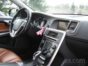 Black Volvo V60 2013 in Riga, with an engine capacity of 2.40 L and mileage of 0 thousand km for 8950 €, photo 29 on AUTOMOTO.COM.LV