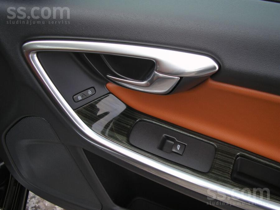 Black Volvo V60 2013 in Riga, with an engine capacity of 2.40 L and mileage of 0 thousand km for 8950 €, photo 32 on AUTOMOTO.COM.LV