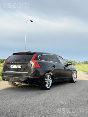 Melns Volvo V60 2013 Rīga, ar dzinēja tilpumu 2.40 L un nobraukumu 470 tūkst. km par 3550 €, foto 4 vietnē AUTOMOTO.COM.LV
