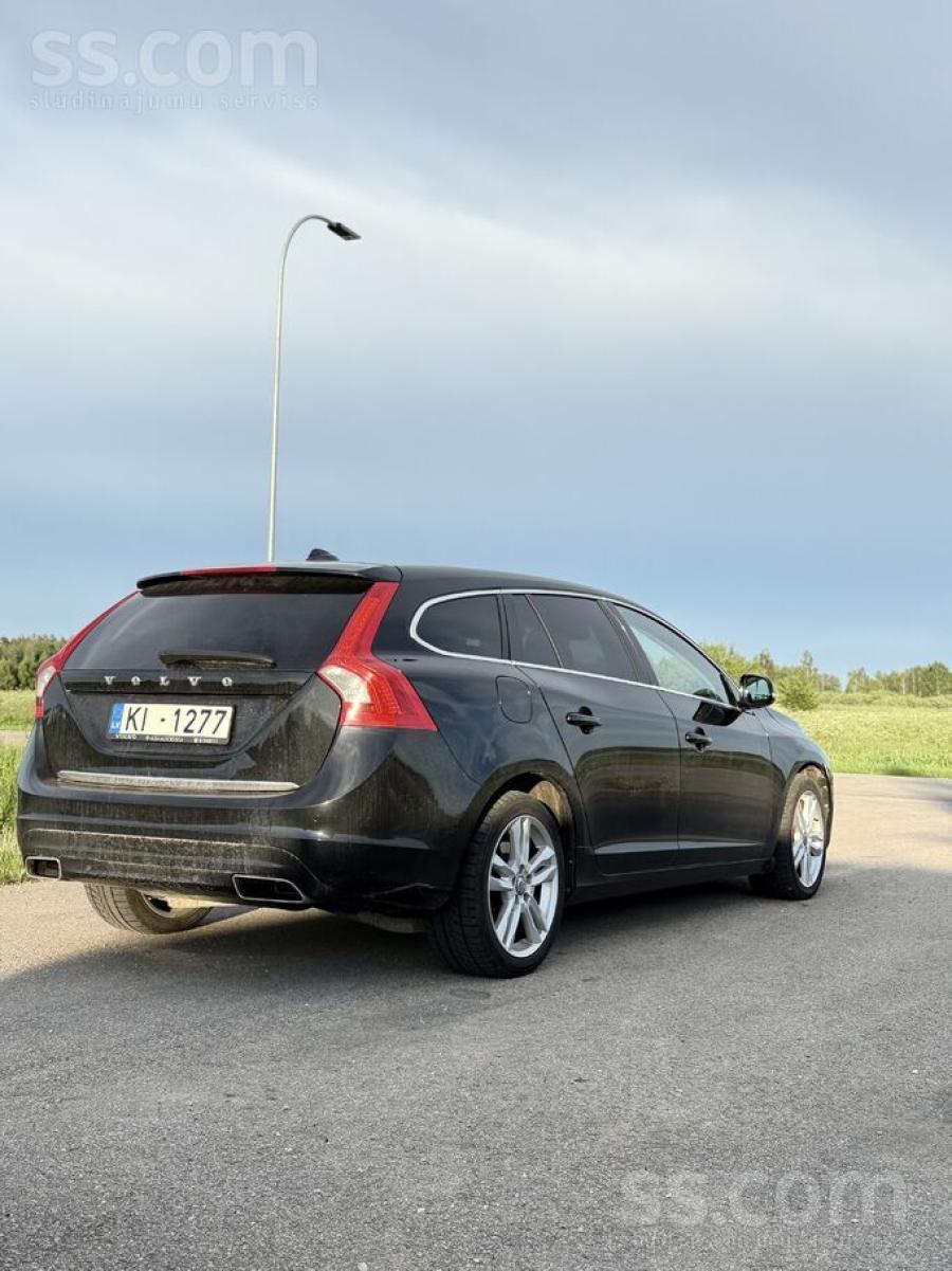 Melns Volvo V60 2013 Rīga, ar dzinēja tilpumu 2.40 L un nobraukumu 470 tūkst. km par 3550 €, foto 4 vietnē AUTOMOTO.COM.LV