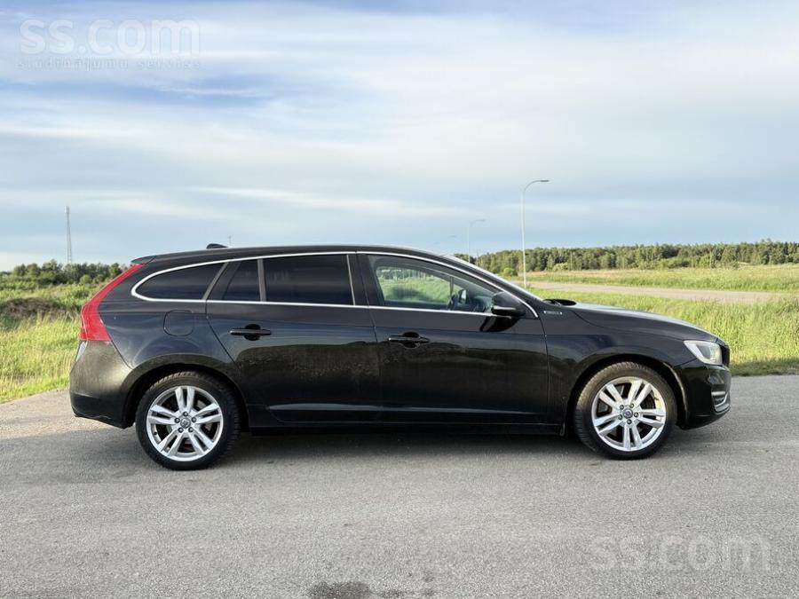 Melns Volvo V60 2013 Rīga, ar dzinēja tilpumu 2.40 L un nobraukumu 470 tūkst. km par 3550 €, foto 6 vietnē AUTOMOTO.COM.LV