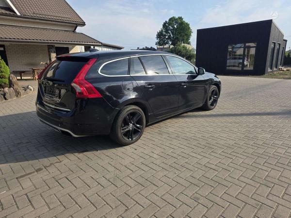Melns Volvo V60 2013 Kuršėnai, ar dzinēja tilpumu 2.40 L un nobraukumu 313 tūkst. km par 5500 €, foto 5 vietnē AUTOMOTO.COM.LV