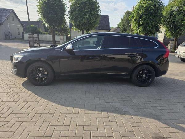 Black Volvo V60 2013 in Kursenai, with an engine capacity of 2.40 L and mileage of 313 thousand km for 5500 €, photo 8 on AUTOMOTO.COM.LV