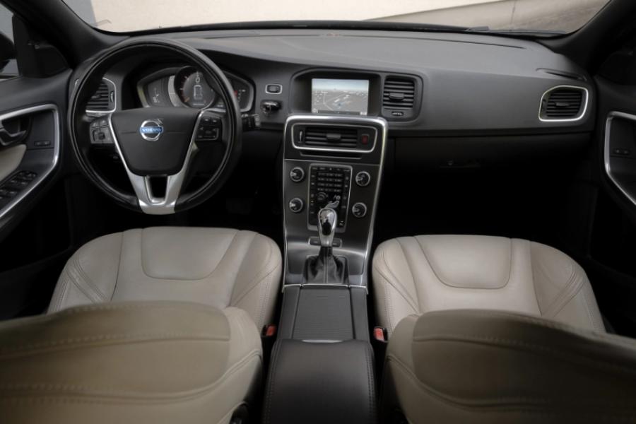 Melns Volvo V60 2013 Rīga, ar dzinēja tilpumu 2.40 L un nobraukumu 192 tūkst. km par 11900 €, foto 22 vietnē AUTOMOTO.COM.LV