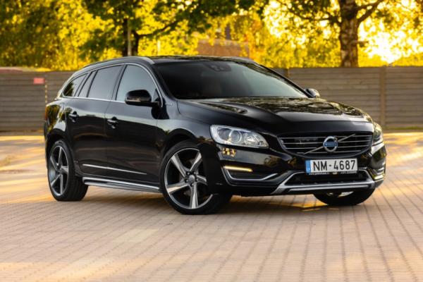 Black Volvo V60 2013 in Riga, with an engine capacity of 2.40 L and mileage of 180 thousand km for 12900 €, photo 2 on AUTOMOTO.COM.LV